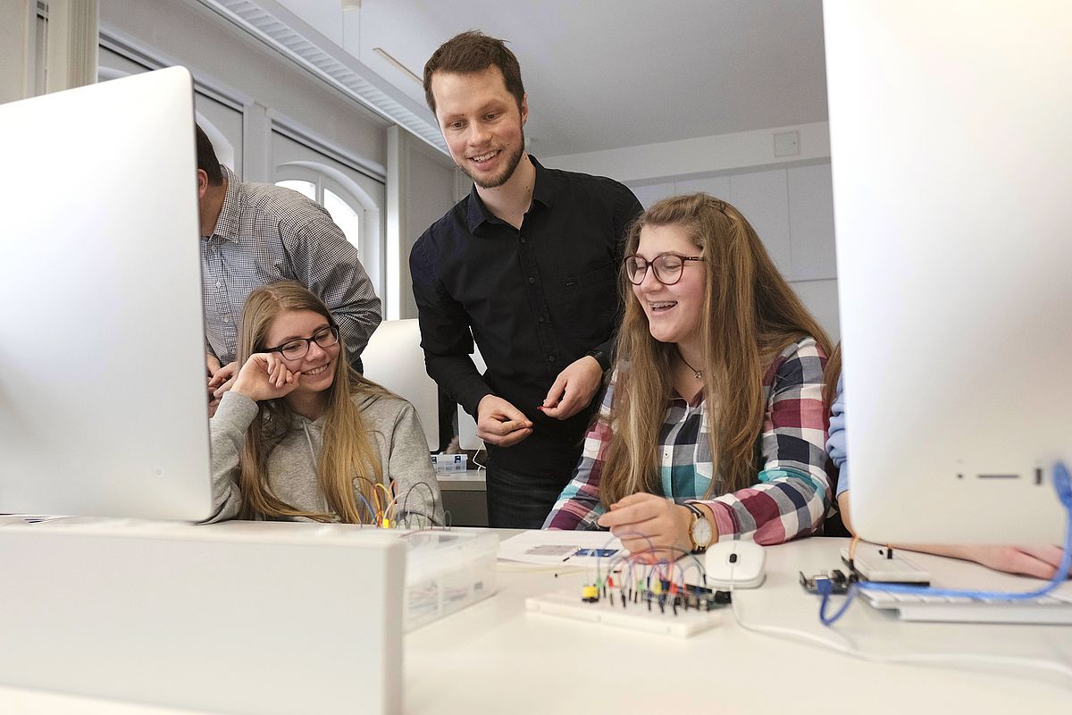 Girls'Day-Akademie: Mädchen programmieren Ampelschaltung