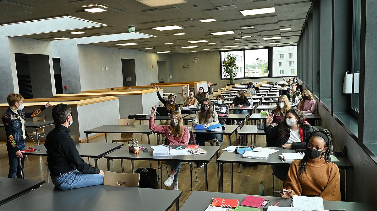 OTH Amberg-Weiden und FOSBOS Weiden – Gelebte Nachbarschaftshilfe auf ...